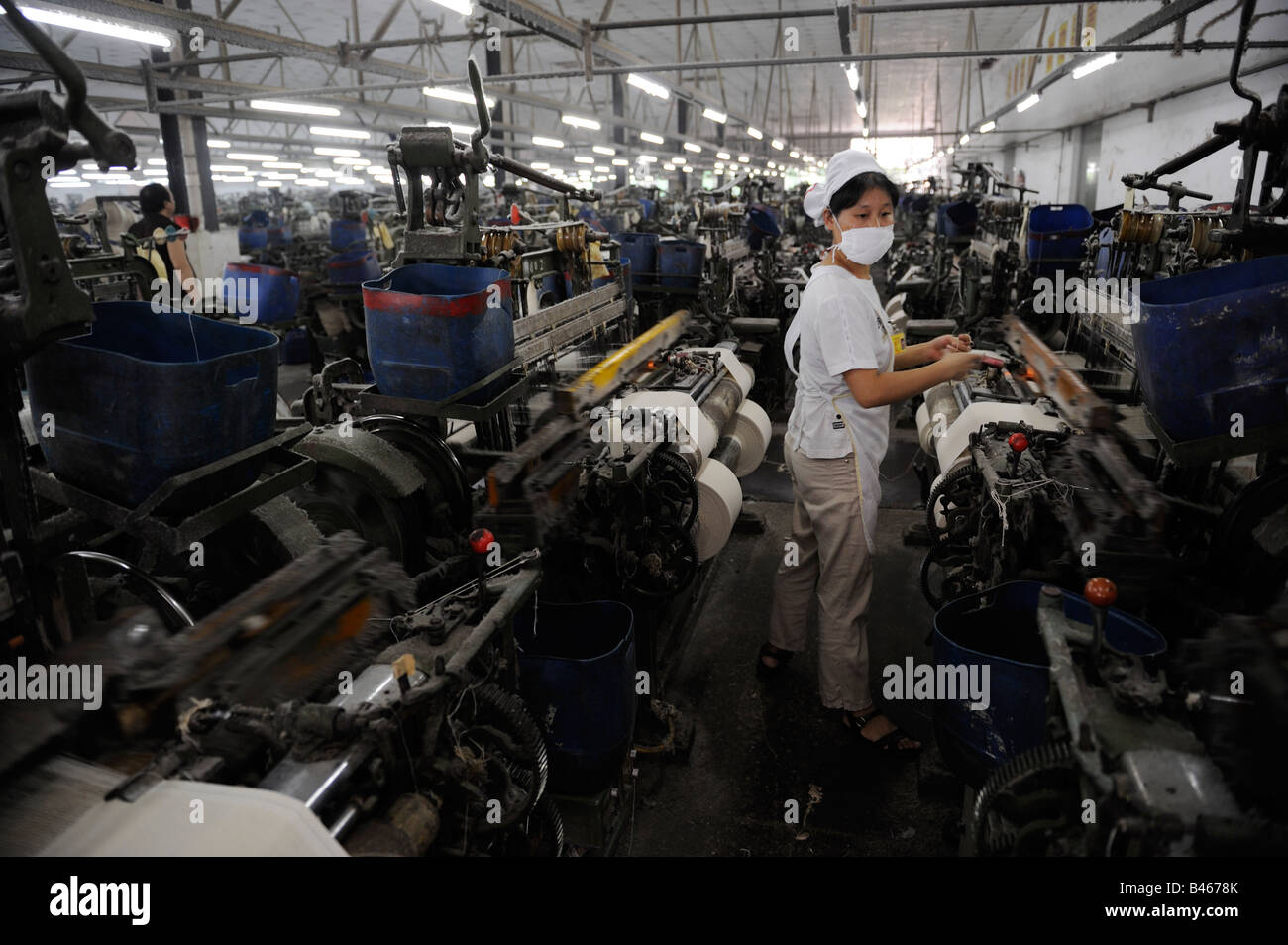 China chinese female factory workers hi-res stock photography and ...