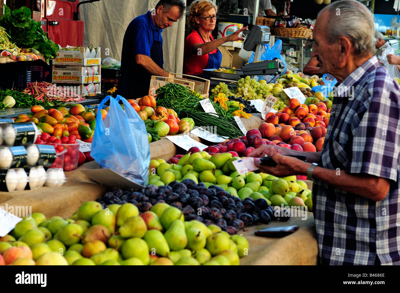 A fruit and vegetable market in Tuscany, Italy Stock Photo - Alamy