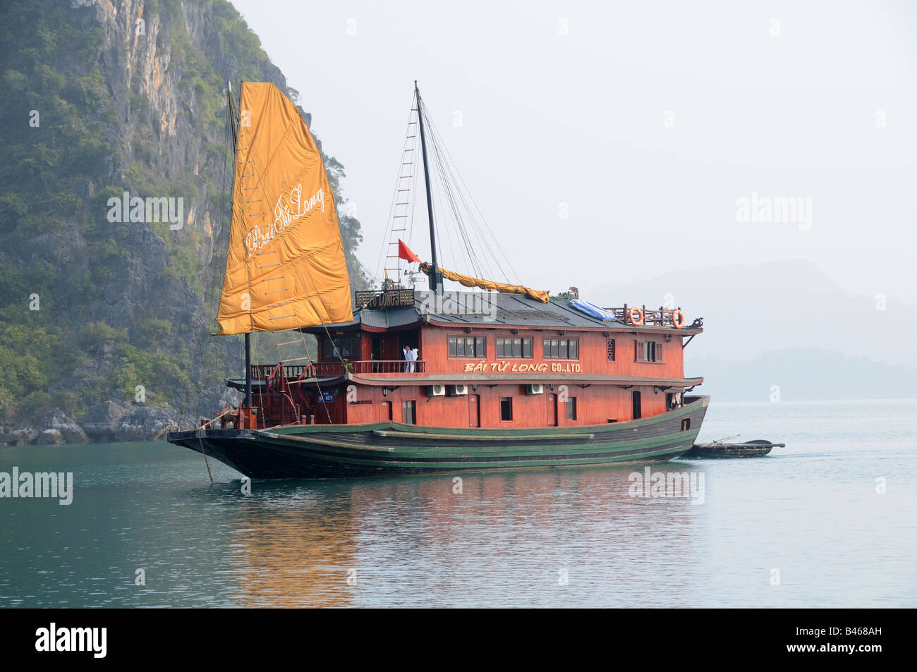Traditional Junk boat Halong Bay Vietnam Stock Photo - Alamy
