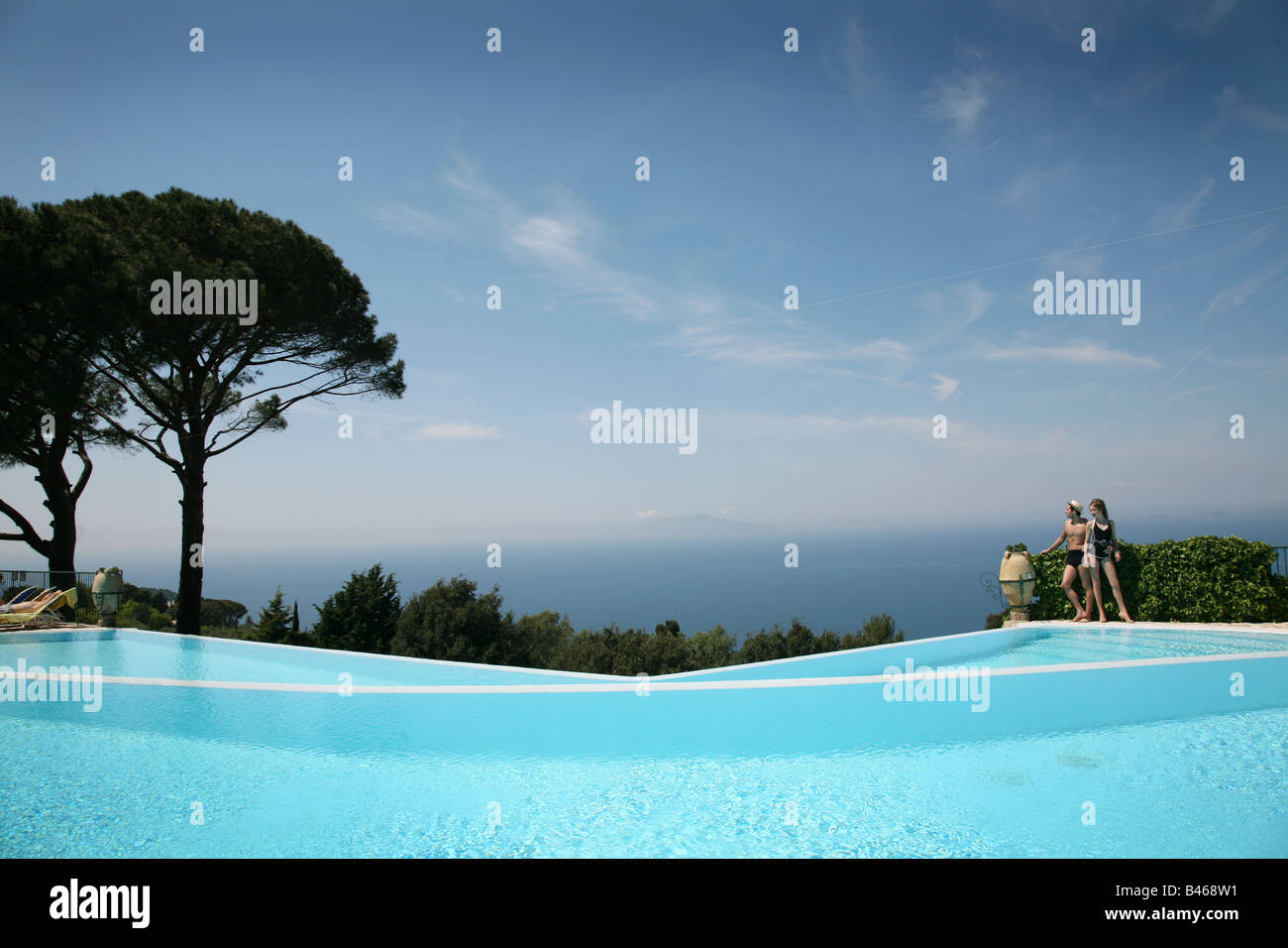 Infinity pool italy hi-res stock photography and images - Alamy
