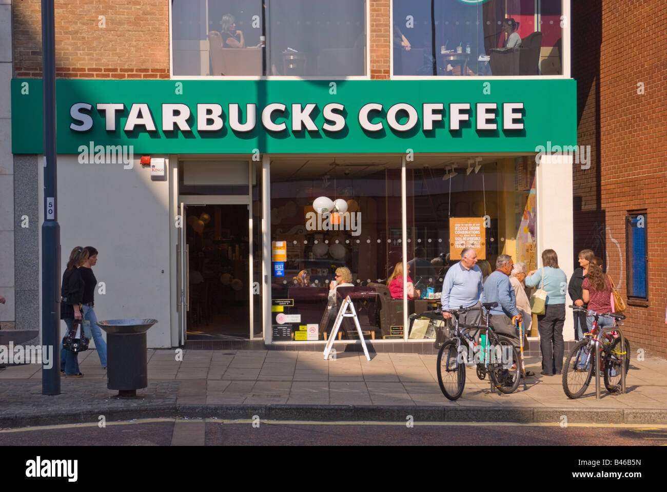Starbucks store exterior hi-res stock photography and images - Alamy