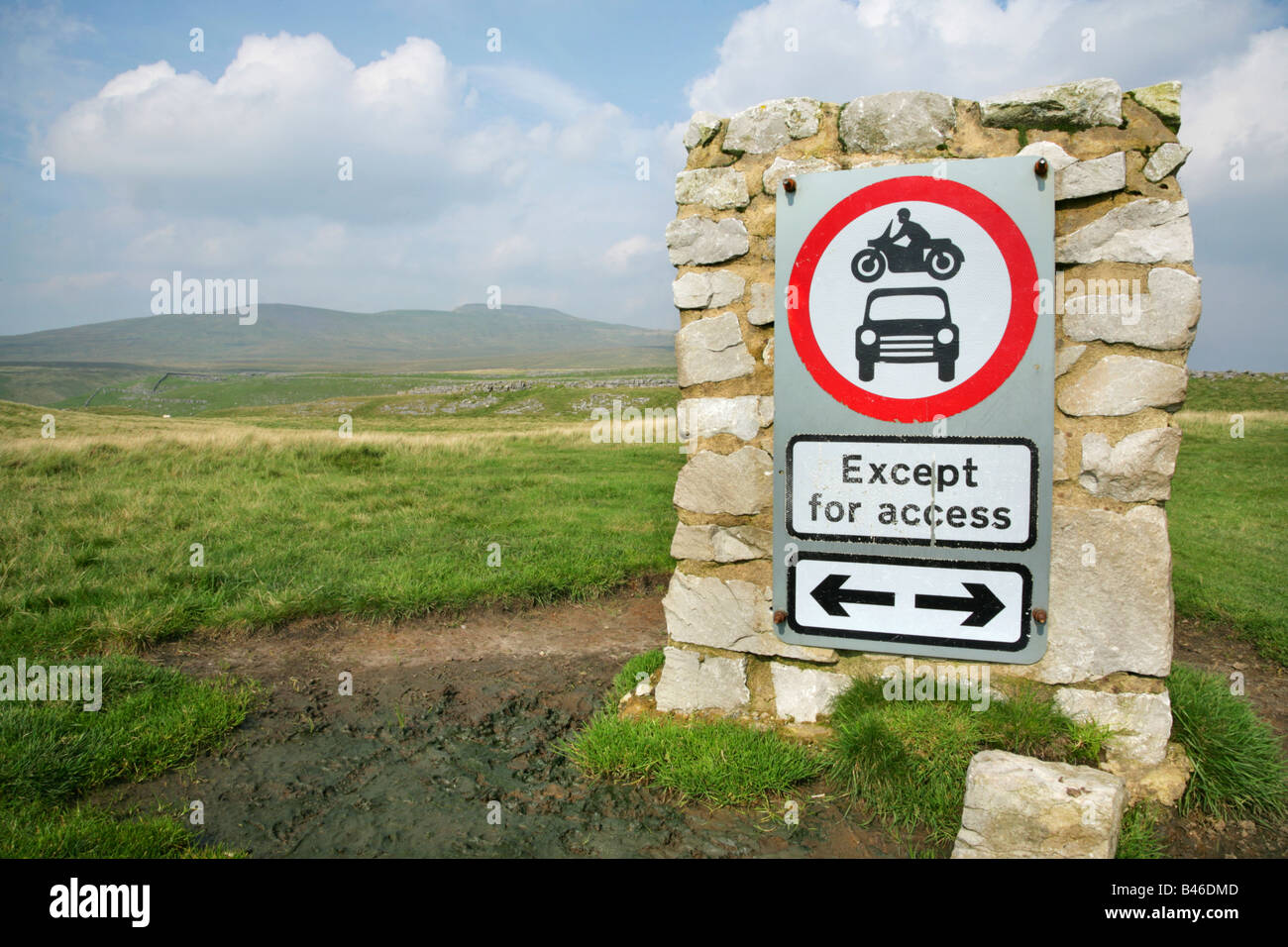 No motor vehicles sign hi-res stock photography and images - Alamy