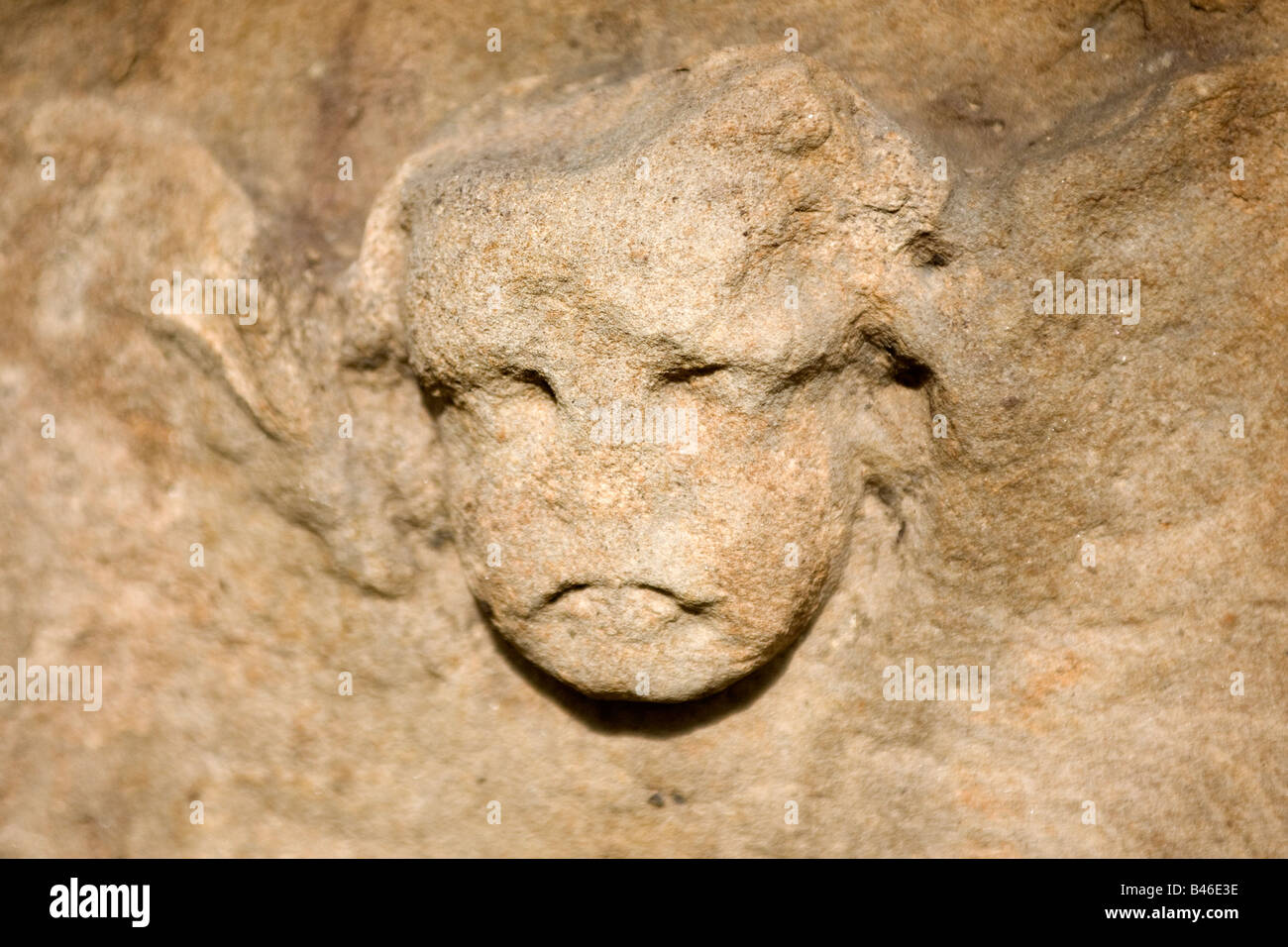 Stone angel face wings hi-res stock photography and images - Alamy