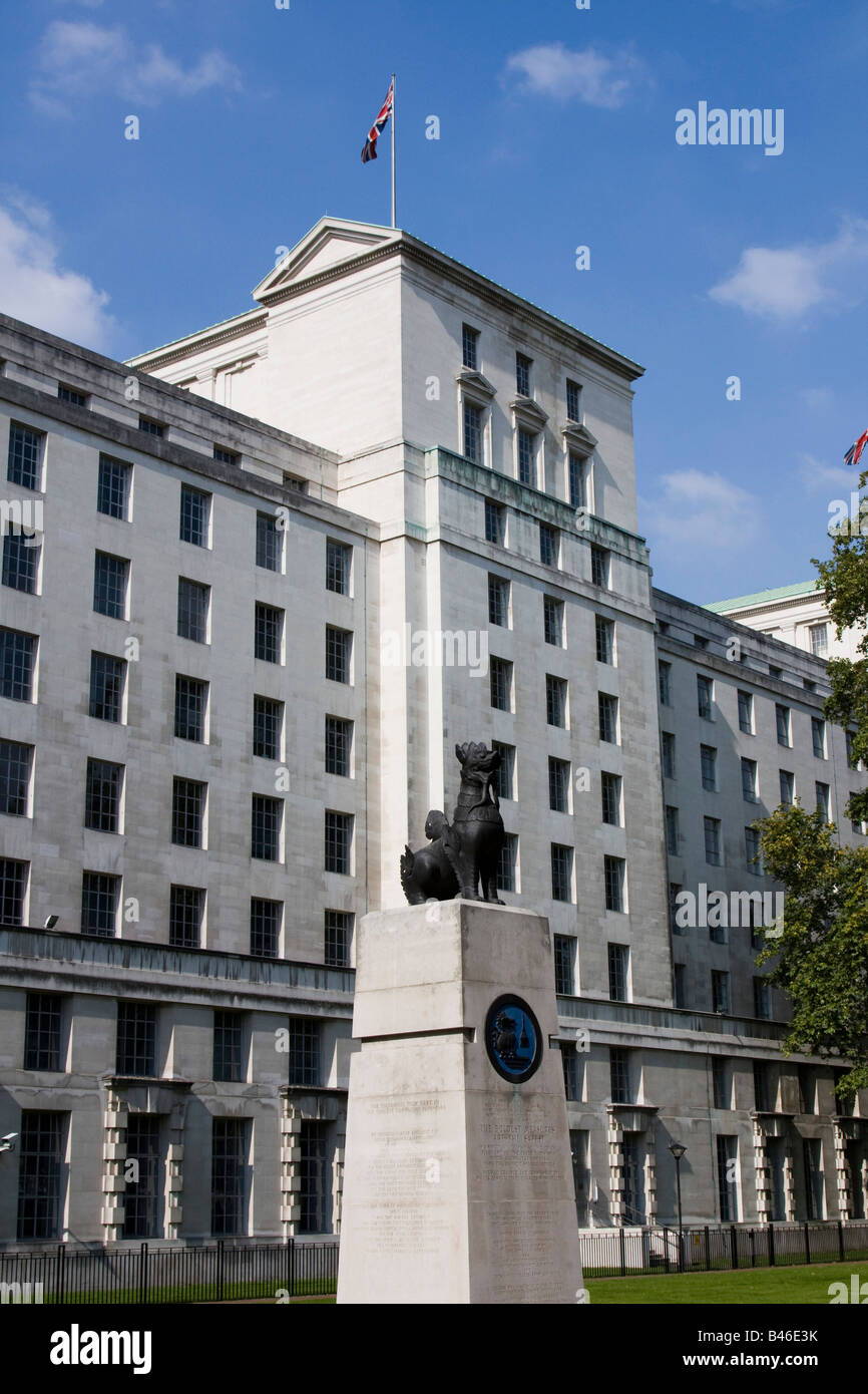 Ministry of defence and the river thames hi-res stock photography and ...