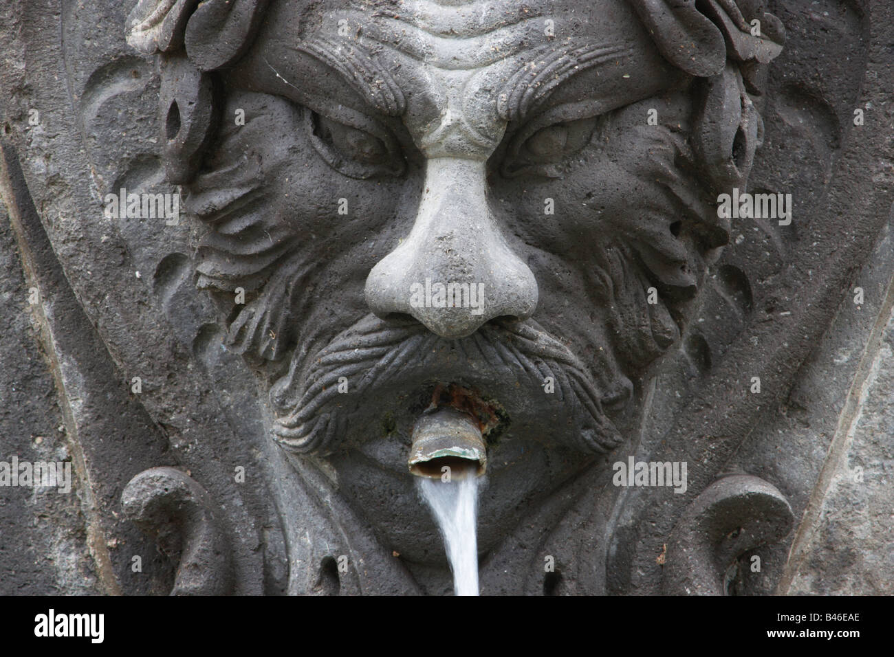 Gargoyle water fountain hi-res stock photography and images - Alamy