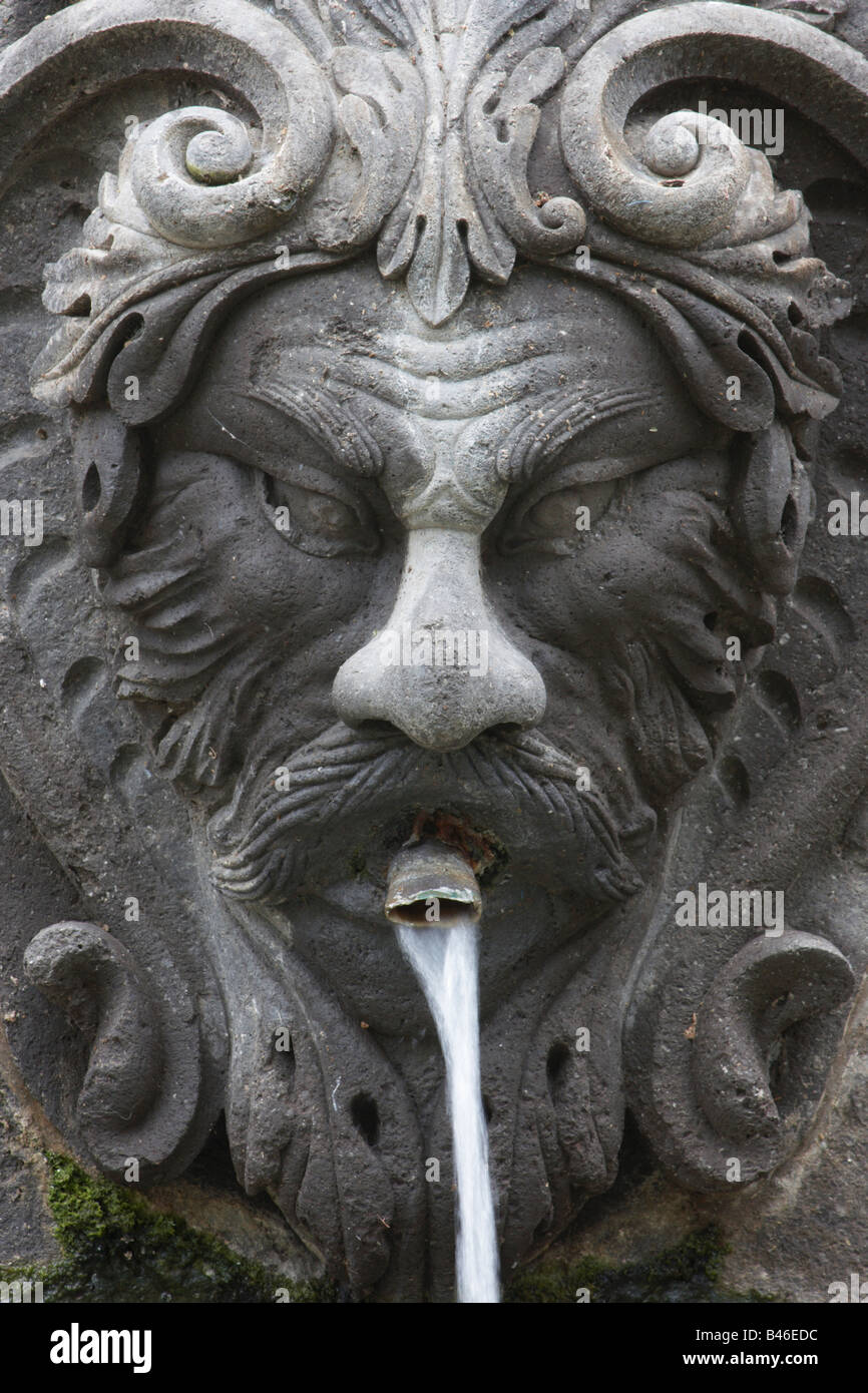 Gargoyle water fountain hi-res stock photography and images - Alamy