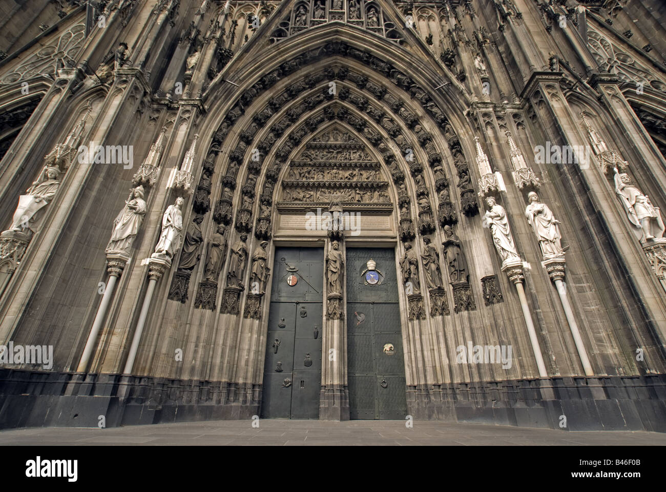 Cologne Cathedral entrance with sculptures of saints Stock Photo - Alamy
