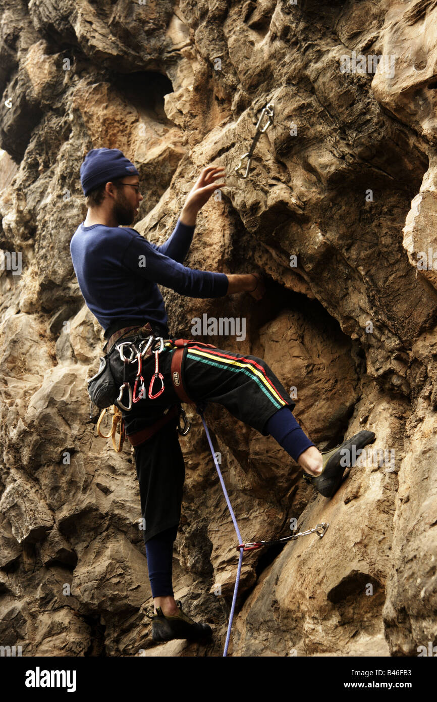 Rock climber scaling steep rock hi-res stock photography and images - Alamy