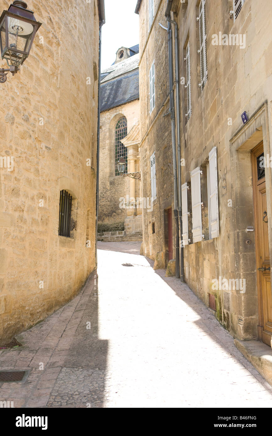 Pretty french street hi-res stock photography and images - Alamy