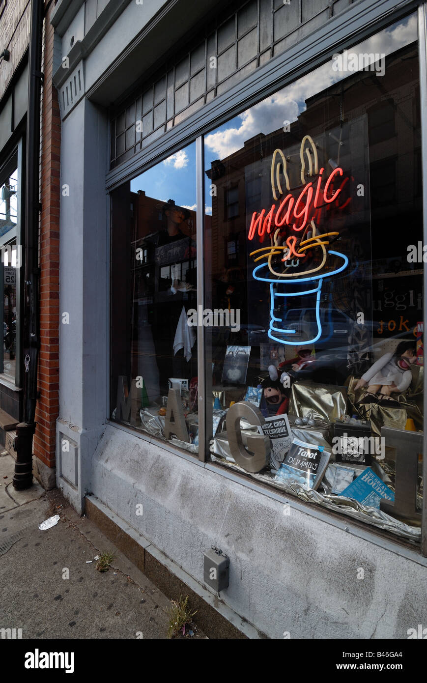 Hat shop sign hi-res stock photography and images - Alamy