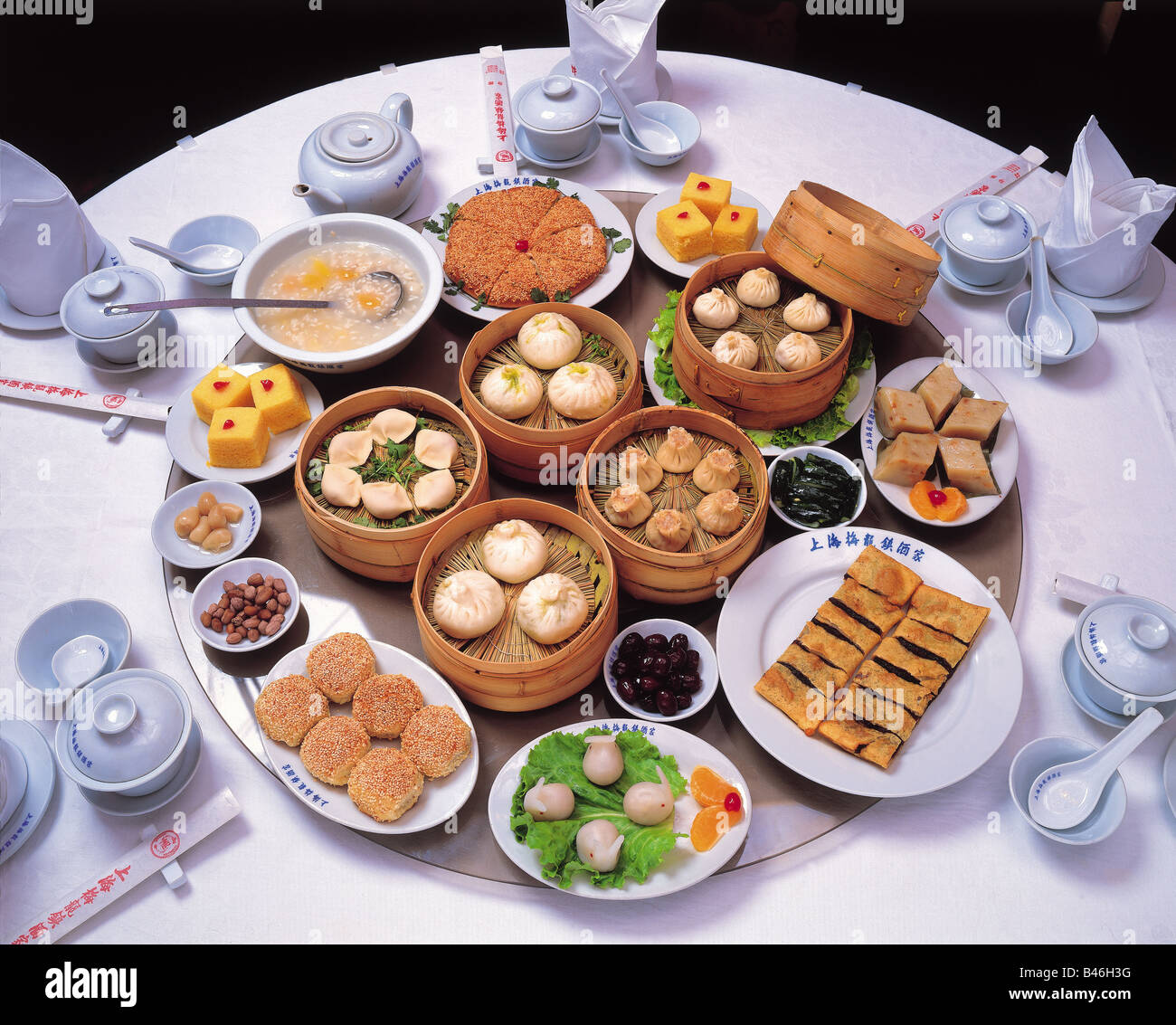 Steamed dumplings bamboo steamer spring rolls hi-res stock photography ...