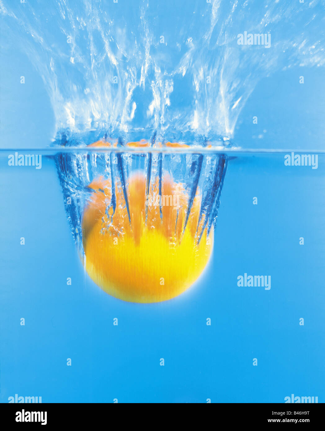 Lemon dropping into water hi-res stock photography and images - Alamy