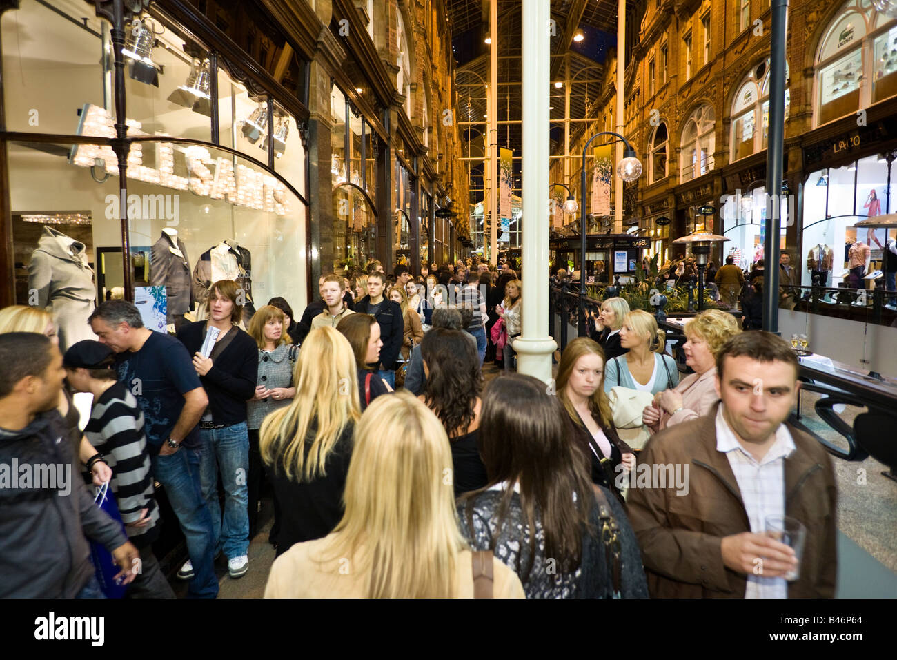 Inside retail shopping centres uk hi-res stock photography and images ...