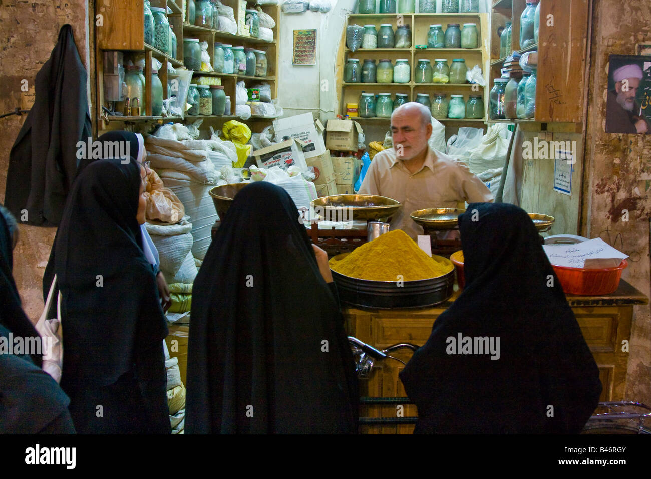 Women Buying Spices in Bazaar e Bozorg in Isfahan Iran Stock Photo - Alamy