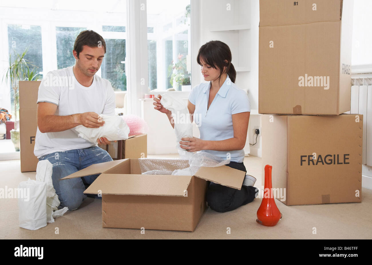 30 years male packing up boxes hi-res stock photography and images - Alamy