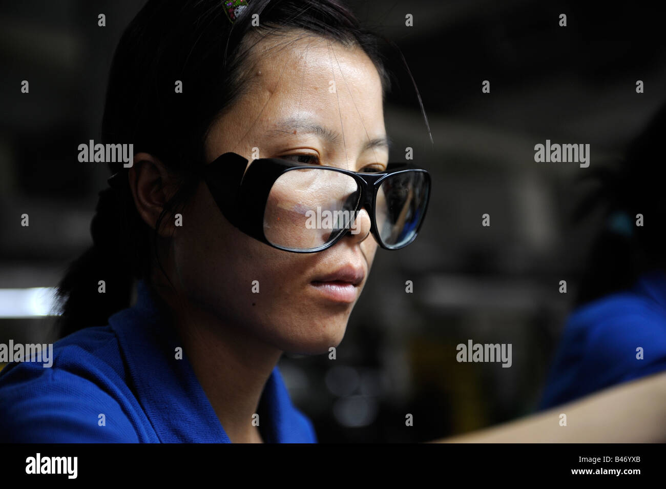 Female factory worker china hi-res stock photography and images - Alamy