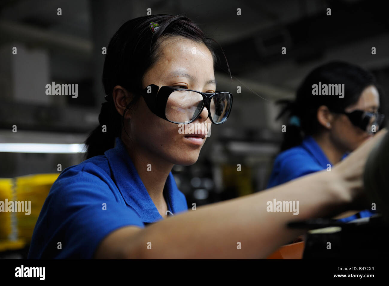China chinese female factory workers hi-res stock photography and ...