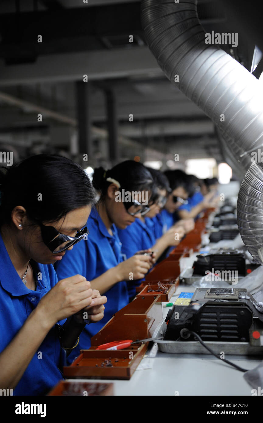 Chinese factory workers hi-res stock photography and images - Alamy