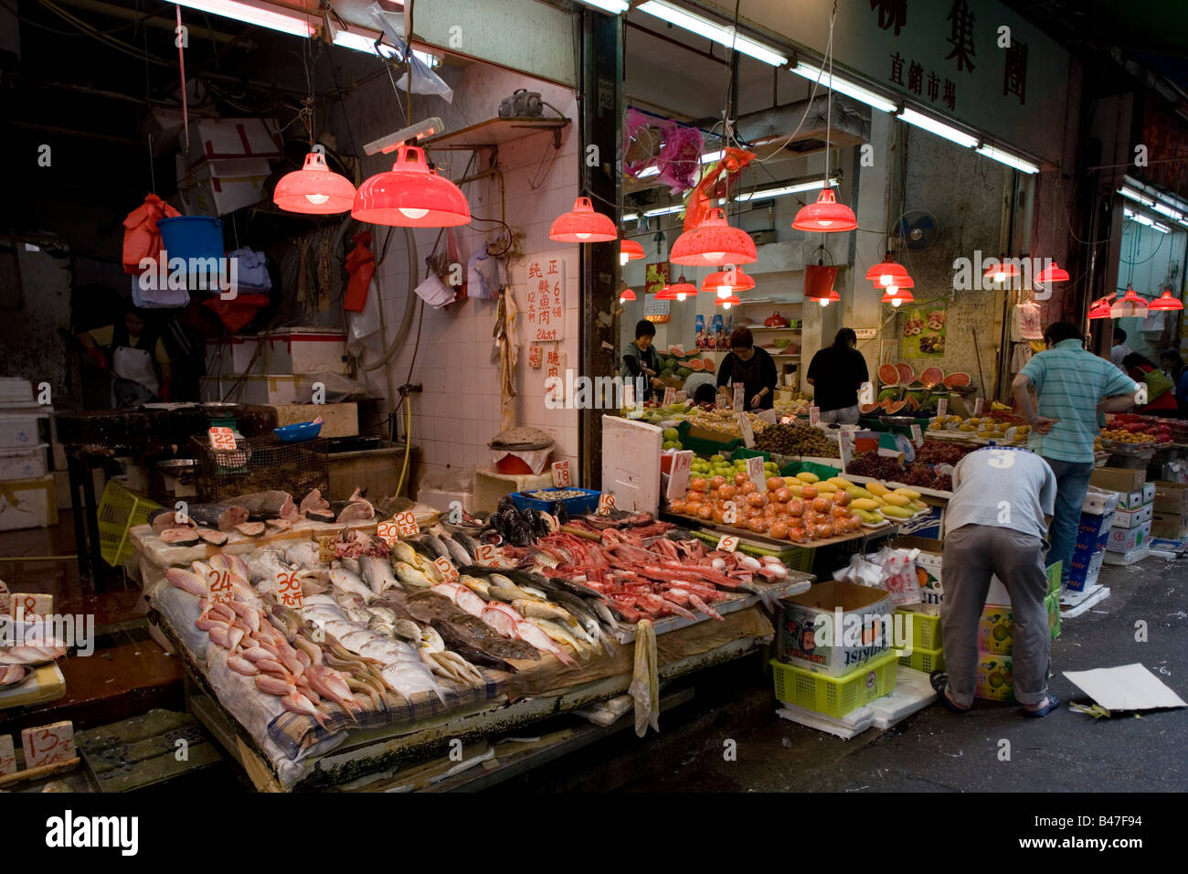 China fish market hi-res stock photography and images - Alamy