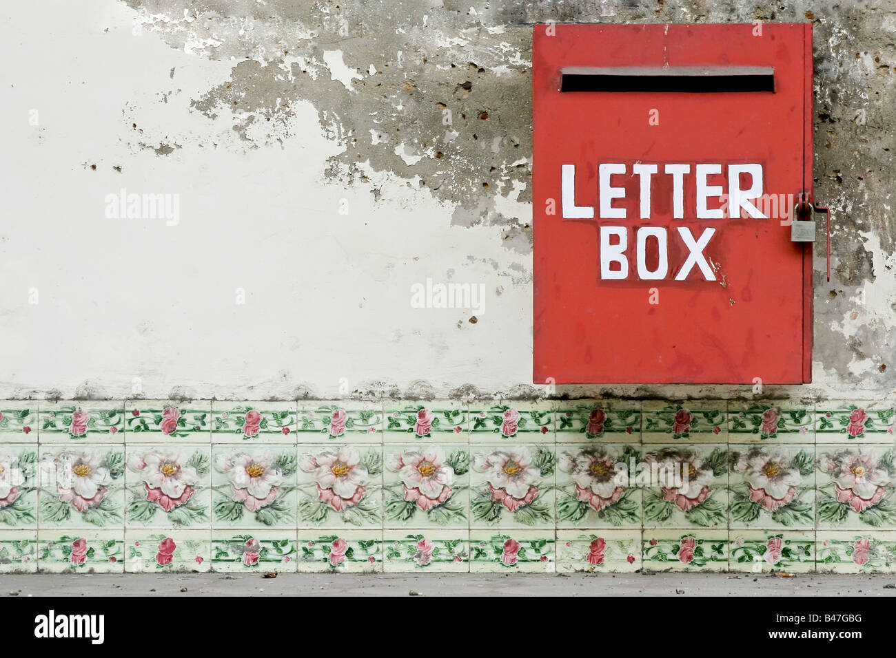 Ceramic mailbox hi-res stock photography and images - Alamy
