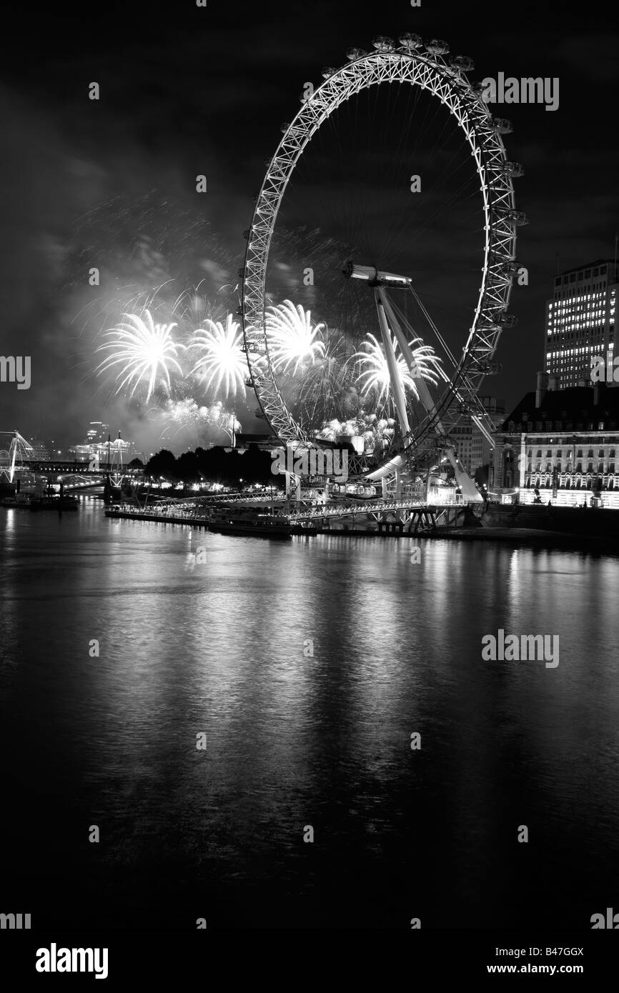 Fireworks london skyline hi-res stock photography and images - Alamy