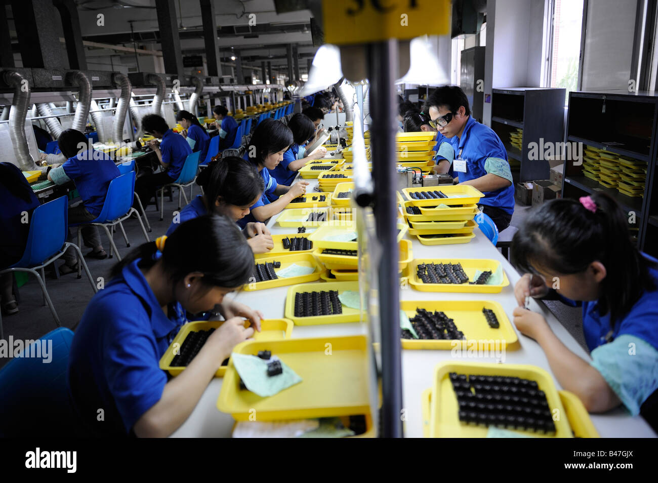 China factory assembly line hi-res stock photography and images - Alamy