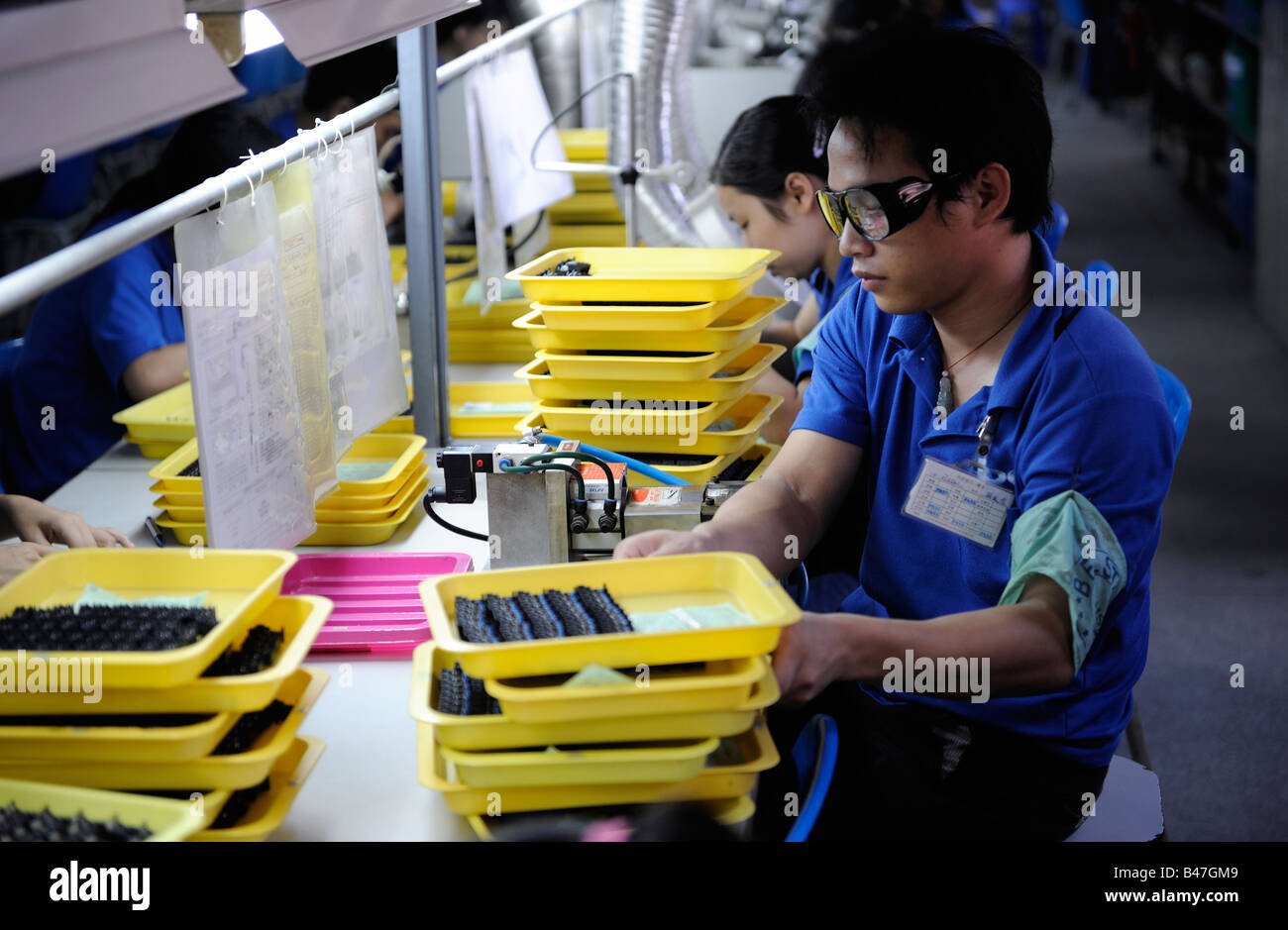 China chinese female factory workers hi-res stock photography and ...