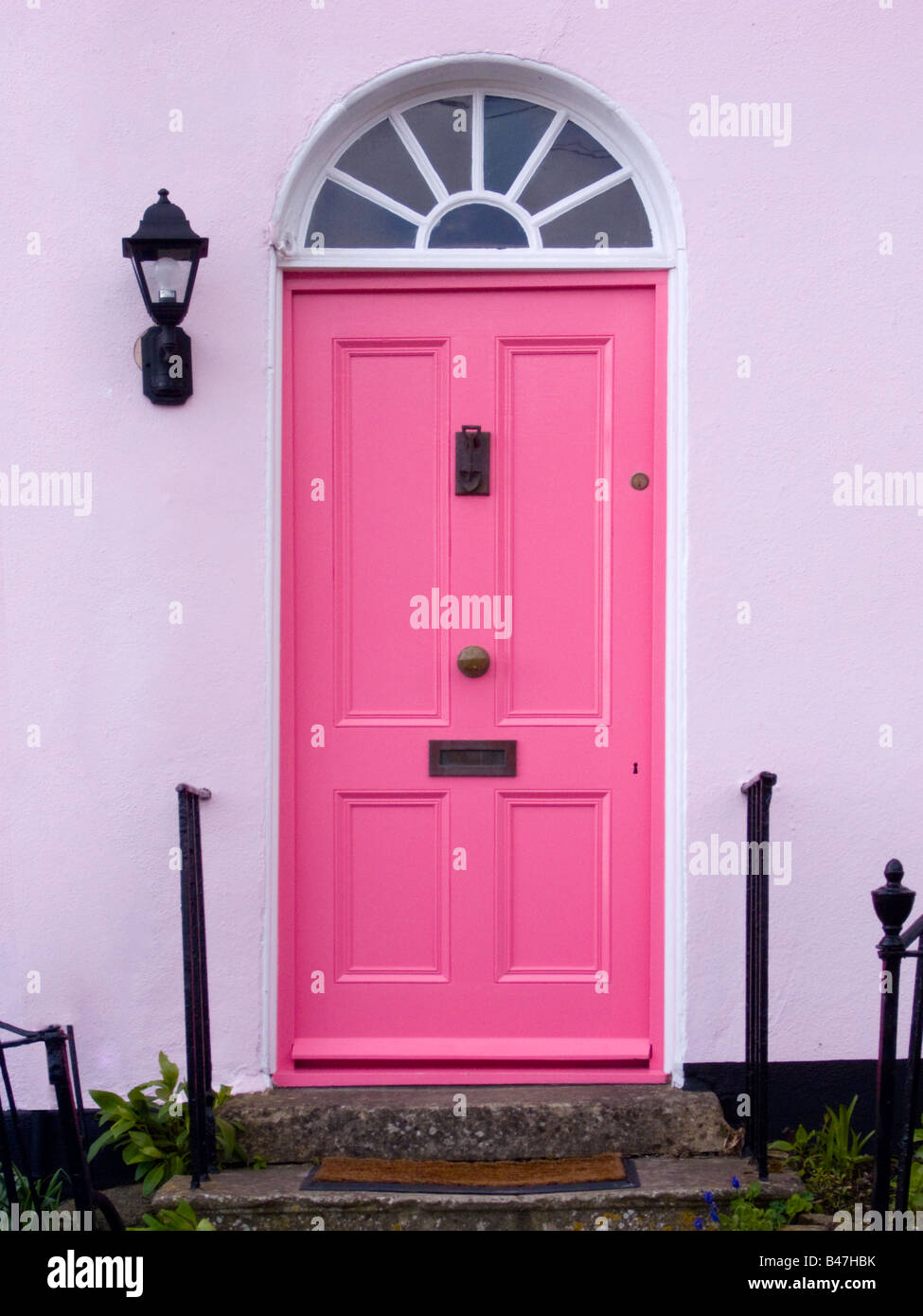 Pink front door hi-res stock photography and images - Alamy