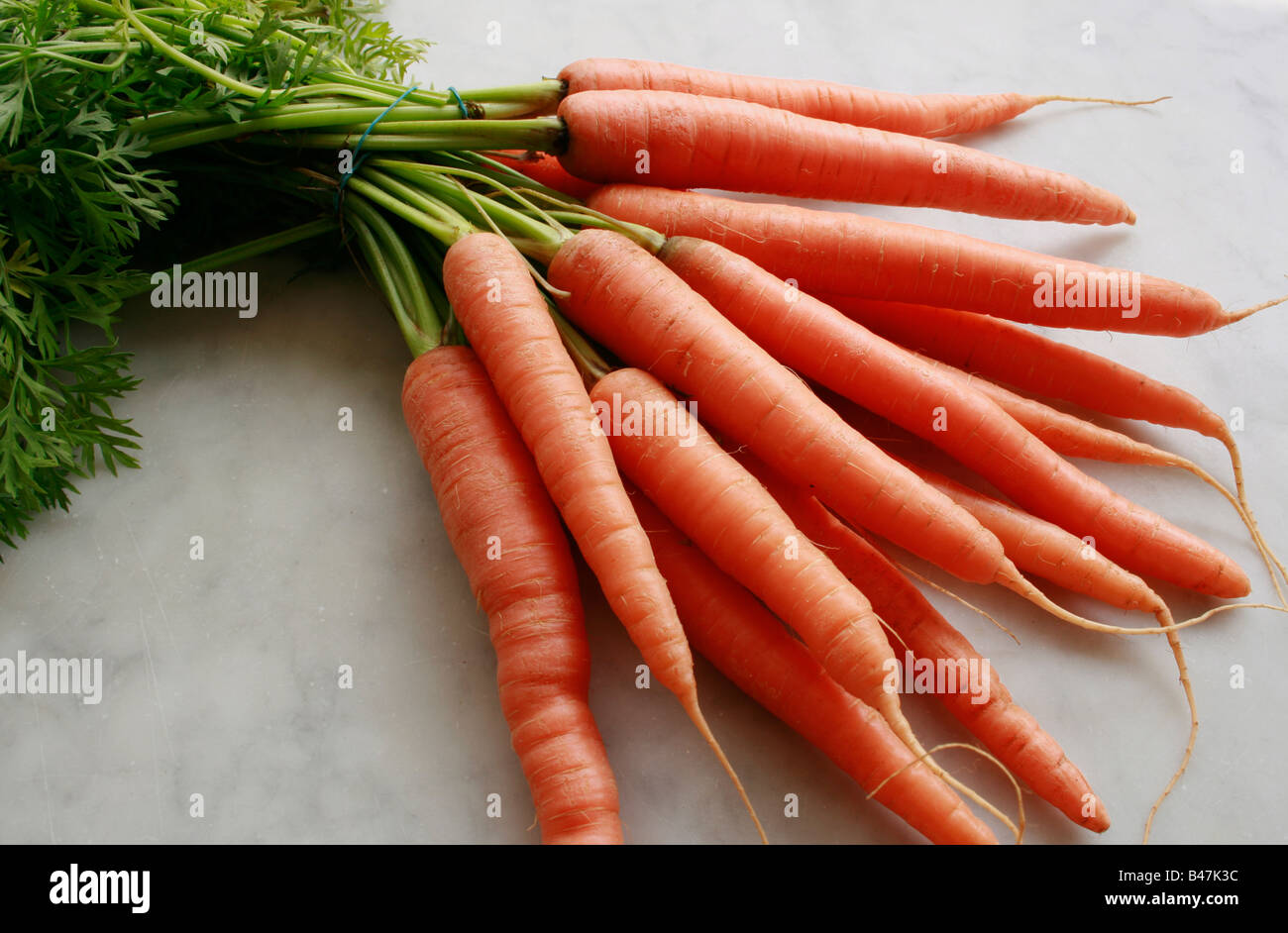 Carrots with tops - stalks / leaves Stock Photo - Alamy