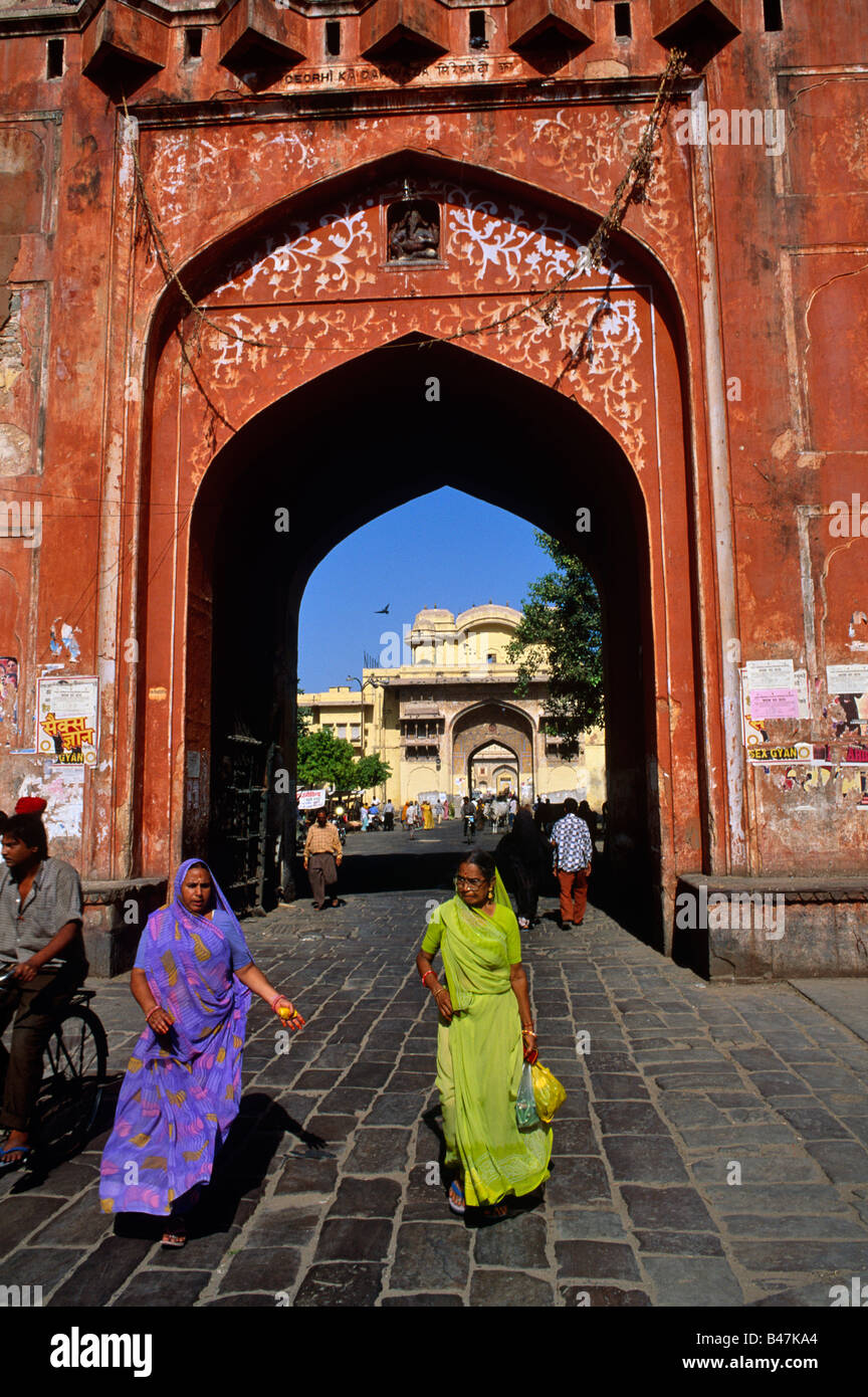 Women in Indian saris by arch, Jaipur, Rajasthan, India Stock Photo - Alamy