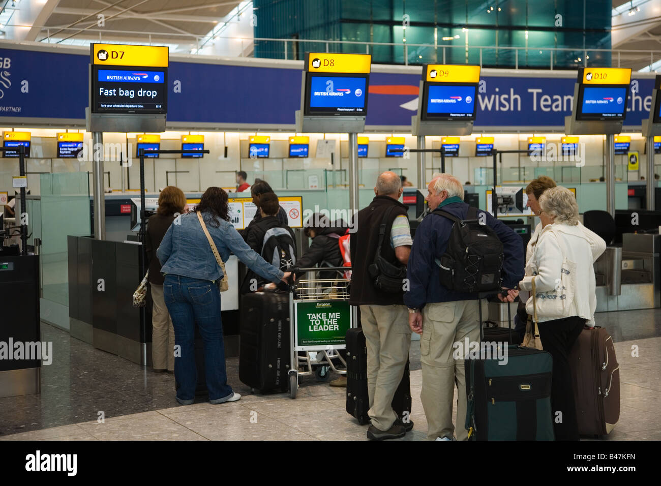 Bag drop hi-res stock photography and images - Alamy