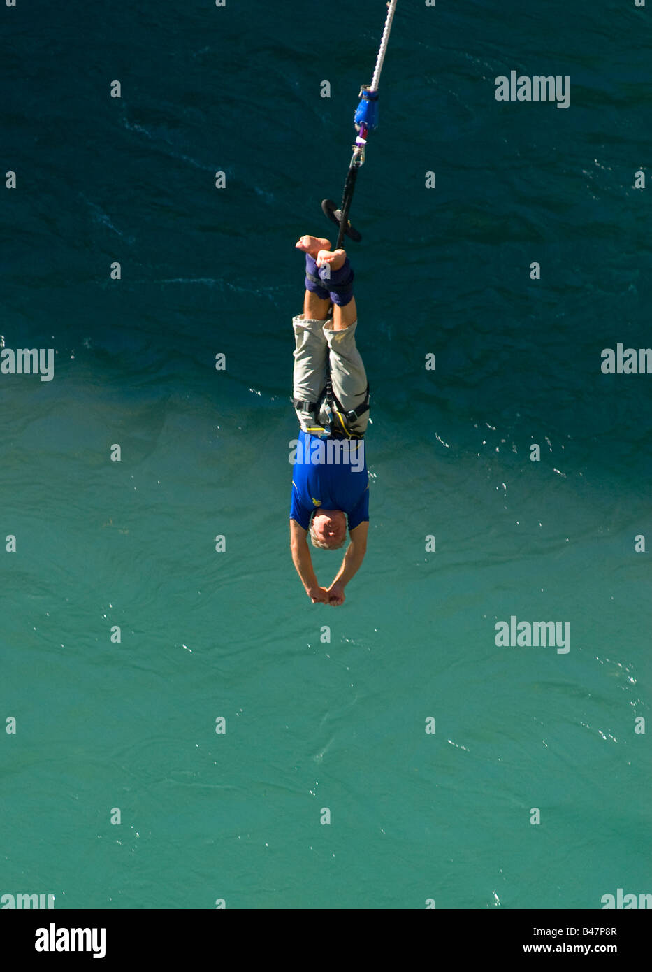 Man bungee jumping from a bridge hi-res stock photography and images ...