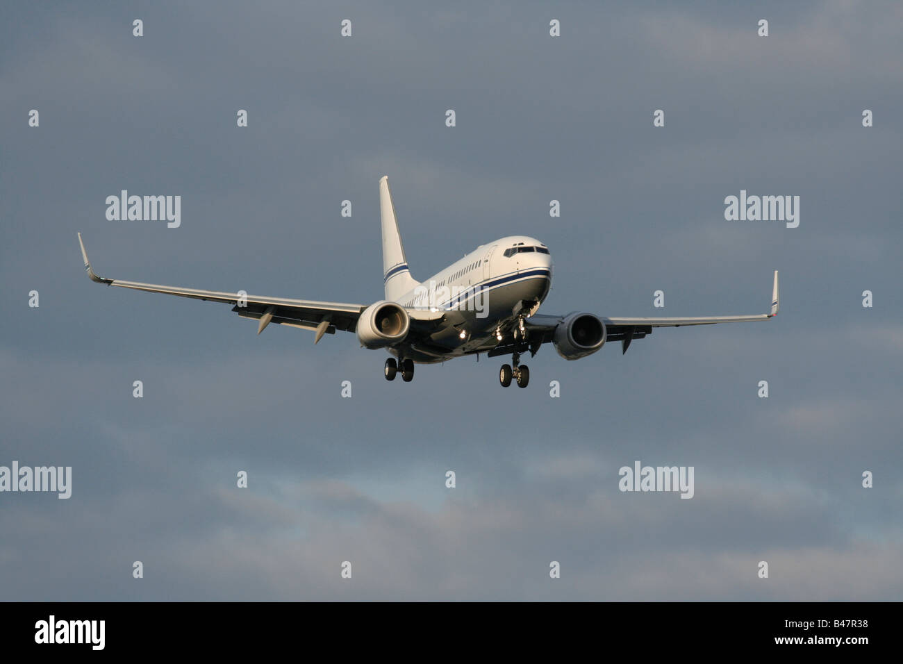 Boeing 737 jet airplane landing hi-res stock photography and images - Alamy