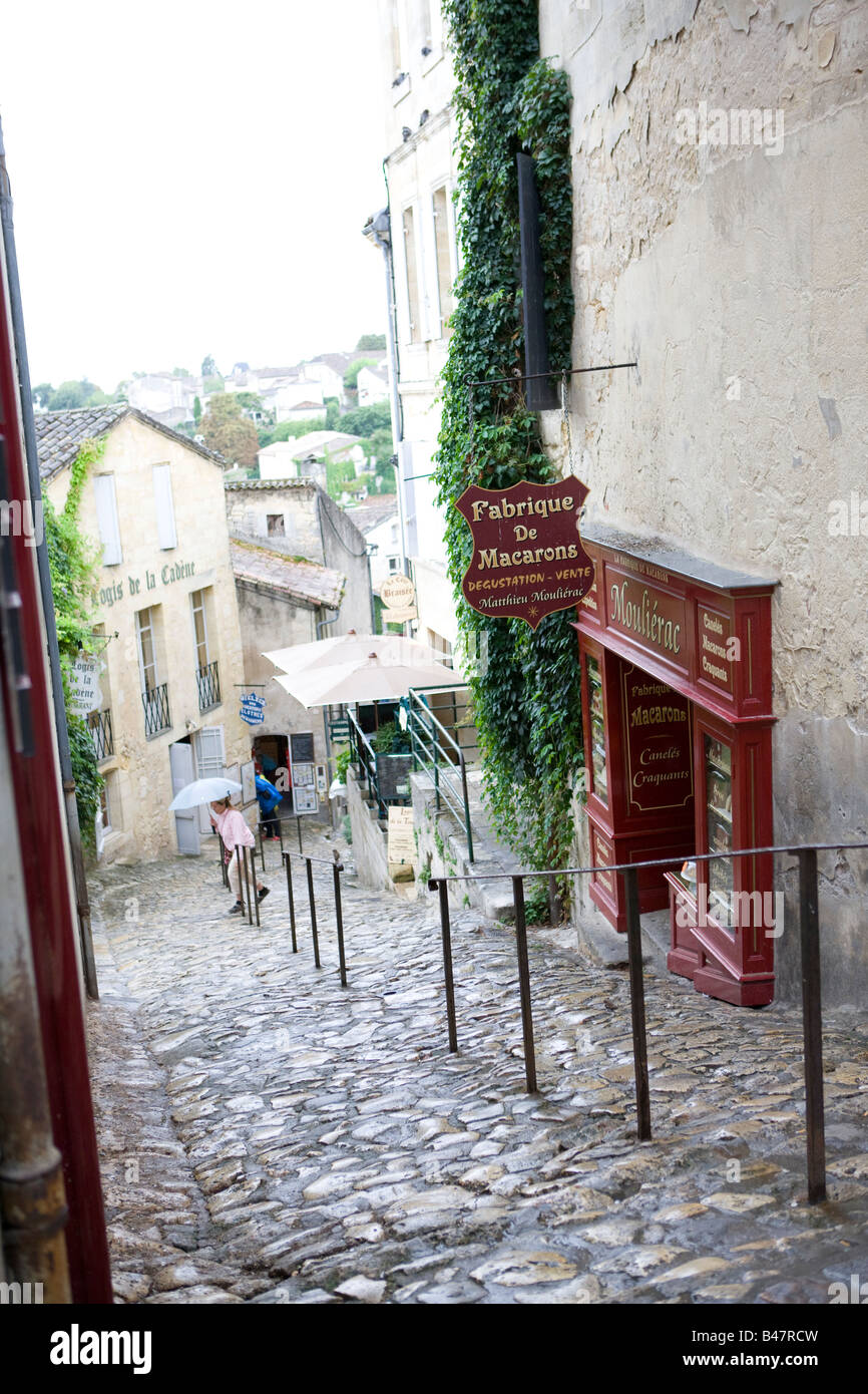 Pretty french street hi-res stock photography and images - Alamy
