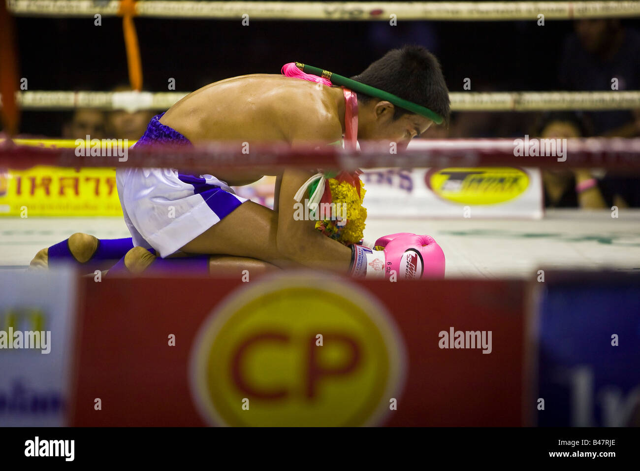 The Kneeling Sequence Wai khru ram muay Thai Boxing Lumpinee Stadium ...