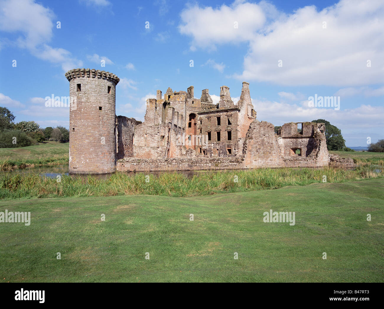 dh caerlaverock Castle CAERLAVEROCK DUMFRIES Triangle castle moat ...