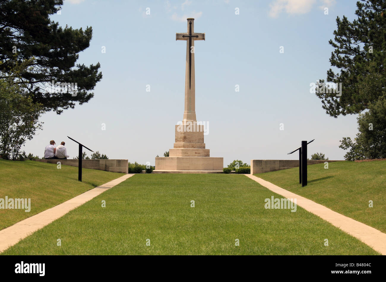 Memorial cross at the entrance to the Etaples Military Cemetery (CWGC ...