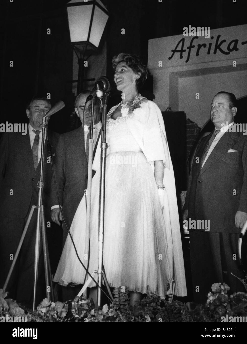 Female singing wwii hi-res stock photography and images - Alamy