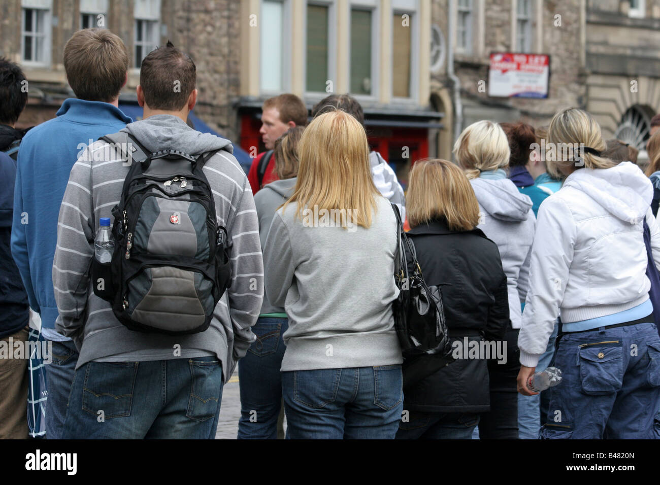 Crowd watching a street entertainer Stock Photo - Alamy