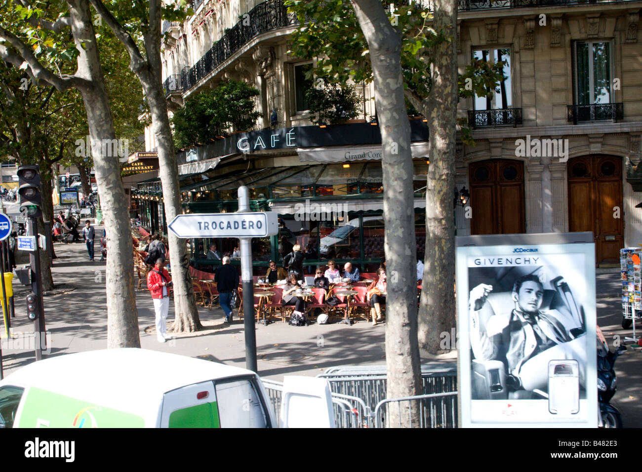 Parisienne life hi-res stock photography and images - Alamy
