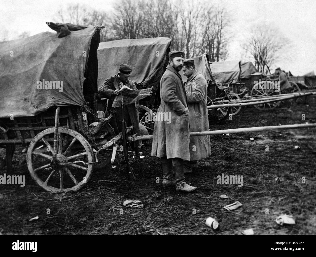events, First World War / WWI, back area, German supply column resting ...