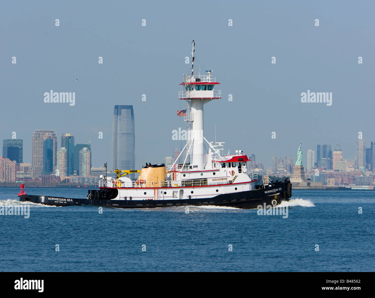 A modern tugboat in New York harbor Stock Photo - Alamy