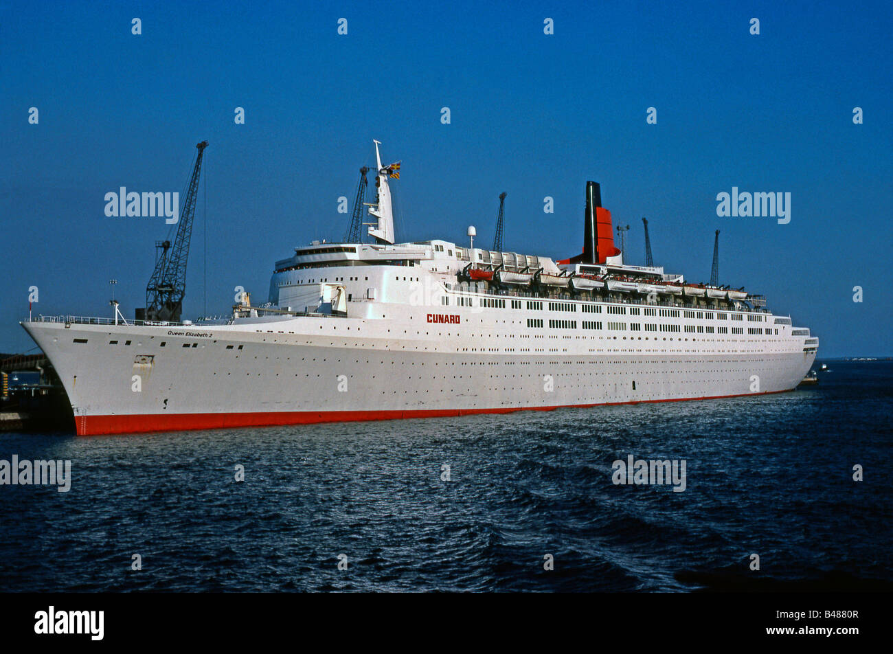 Qe2 ship hi-res stock photography and images - Alamy