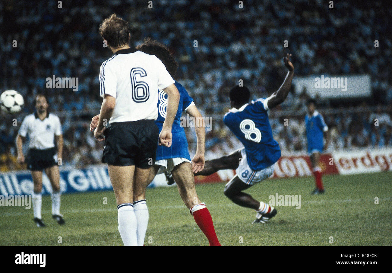 Soccer football header hi-res stock photography and images - Alamy