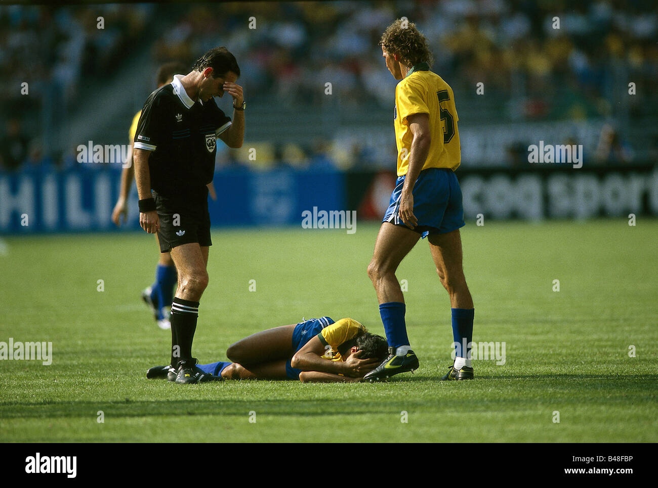 Sports football referee hi-res stock photography and images - Alamy