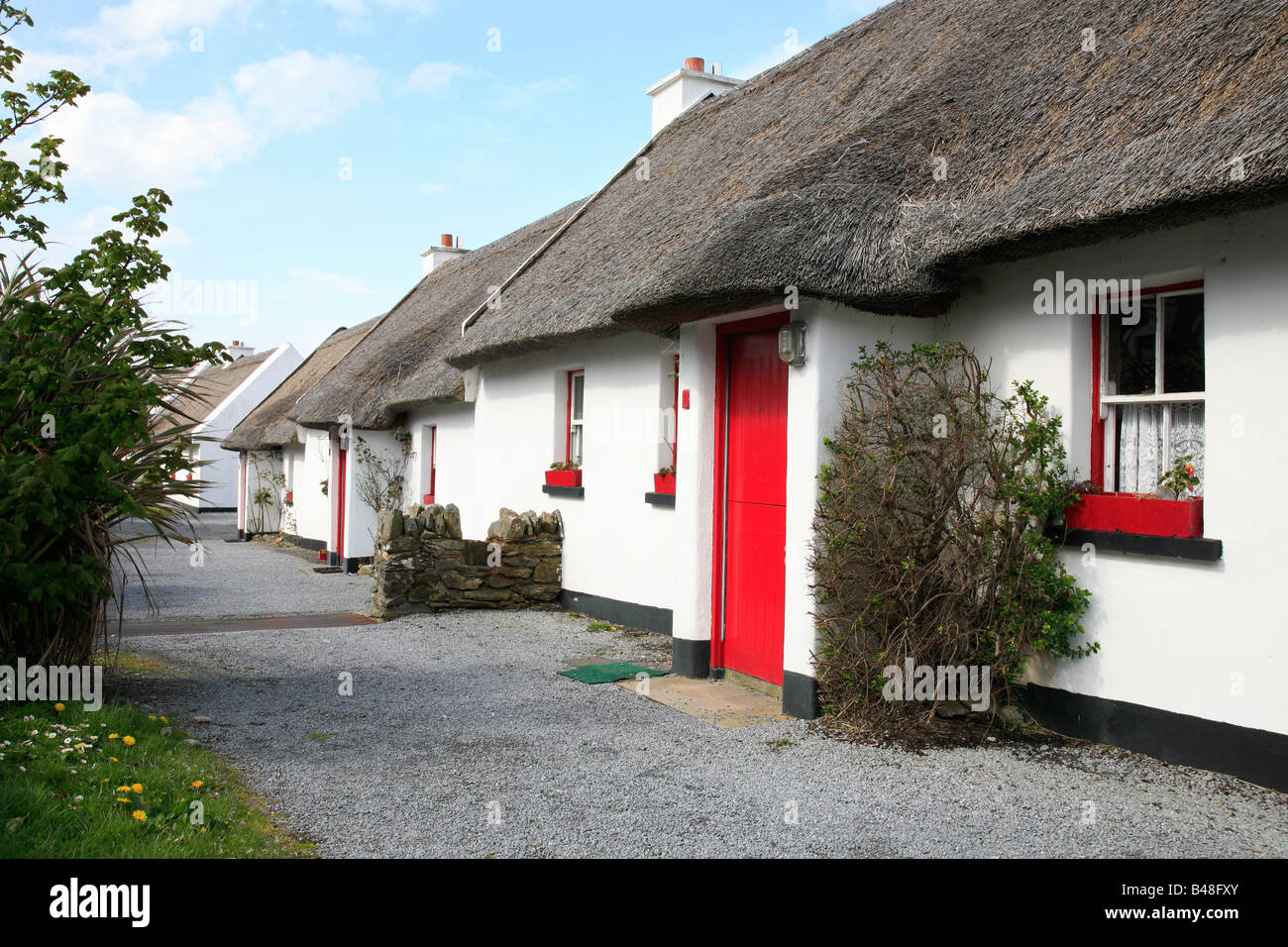 thatched cottage in Tully Cross, Connemara, Ireland Stock Photo - Alamy