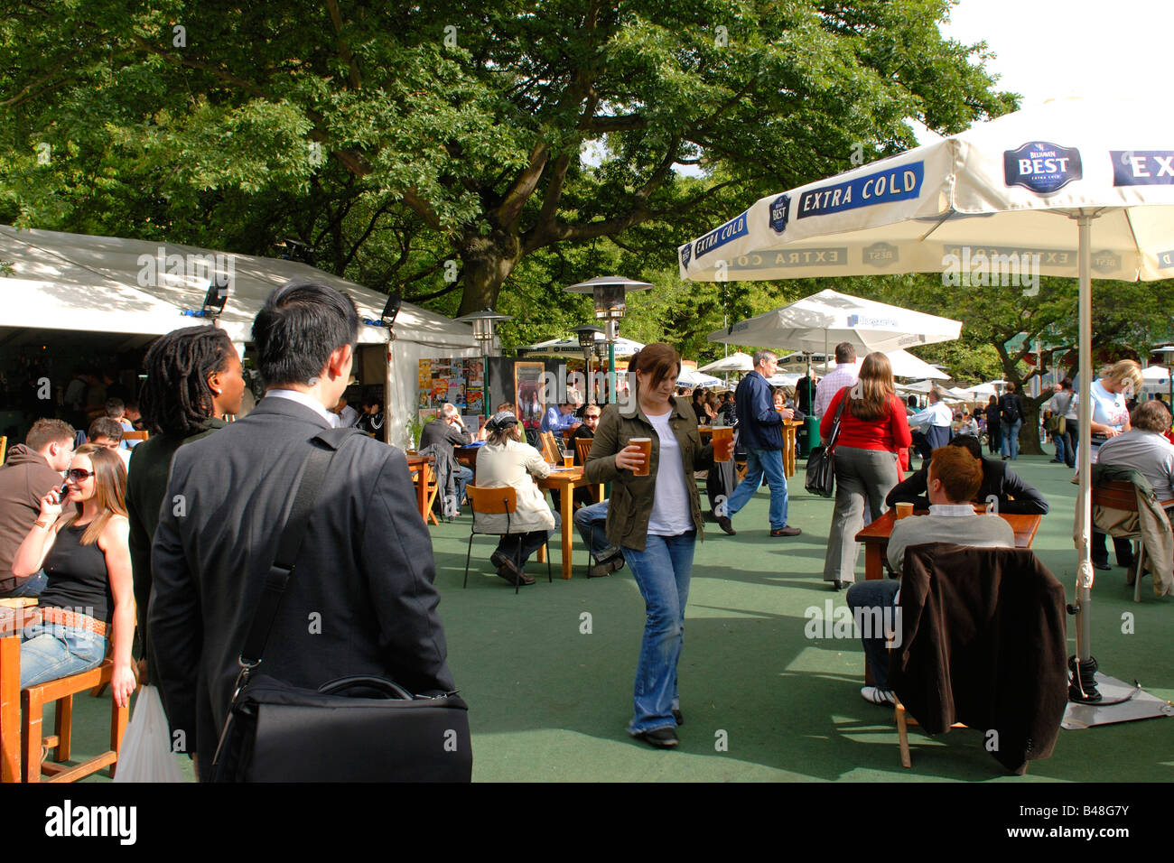 Edinburgh Fringe Festival , scene of drinkers enjoying the sun in the ...