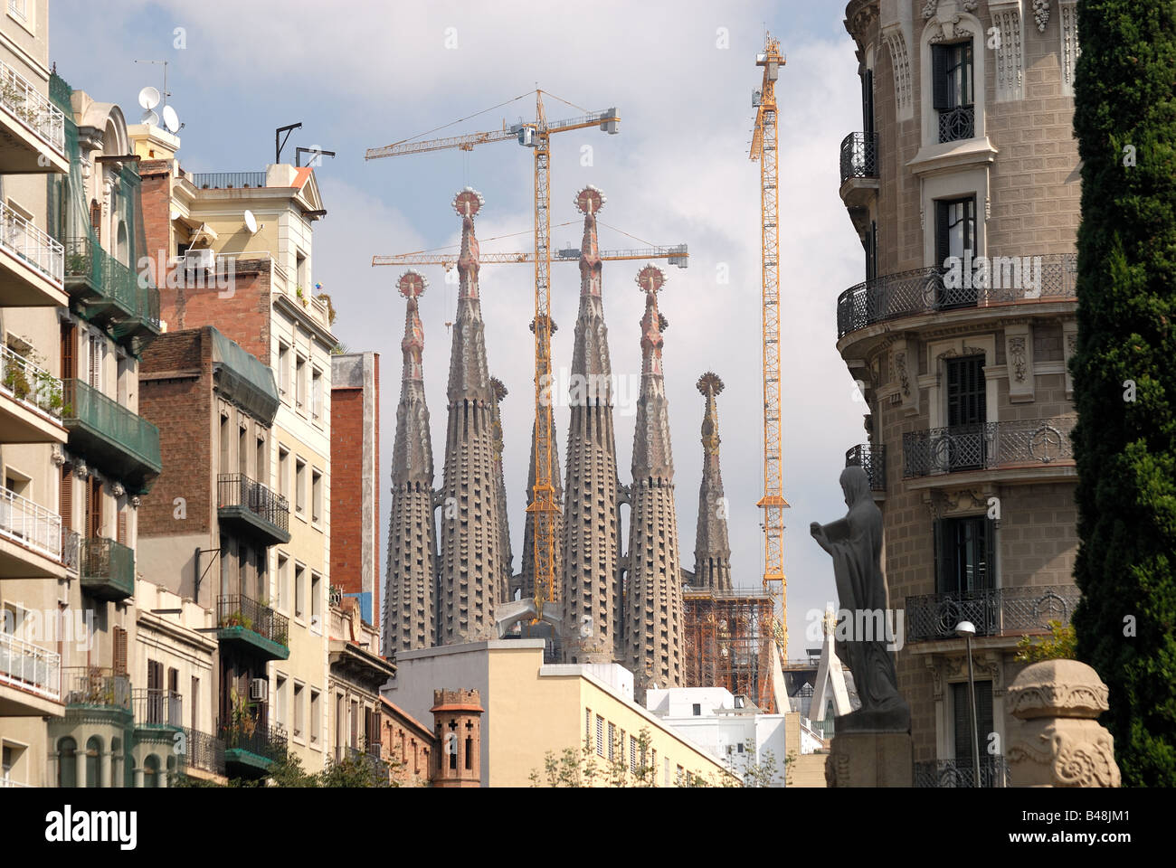 Construction towers sagrada familia hi-res stock photography and images ...