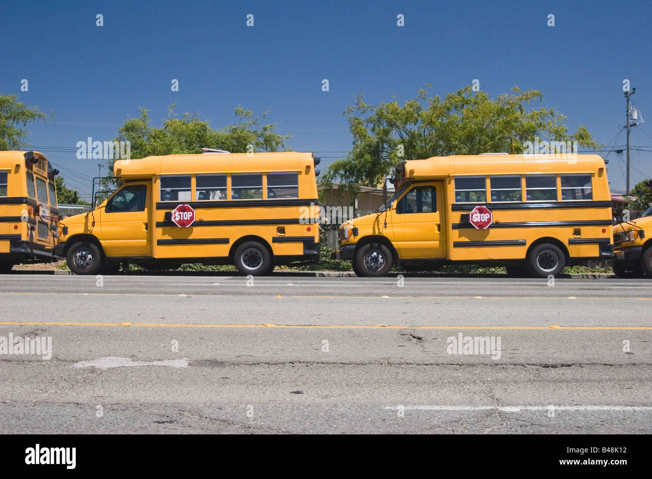 School buses hi-res stock photography and images - Alamy