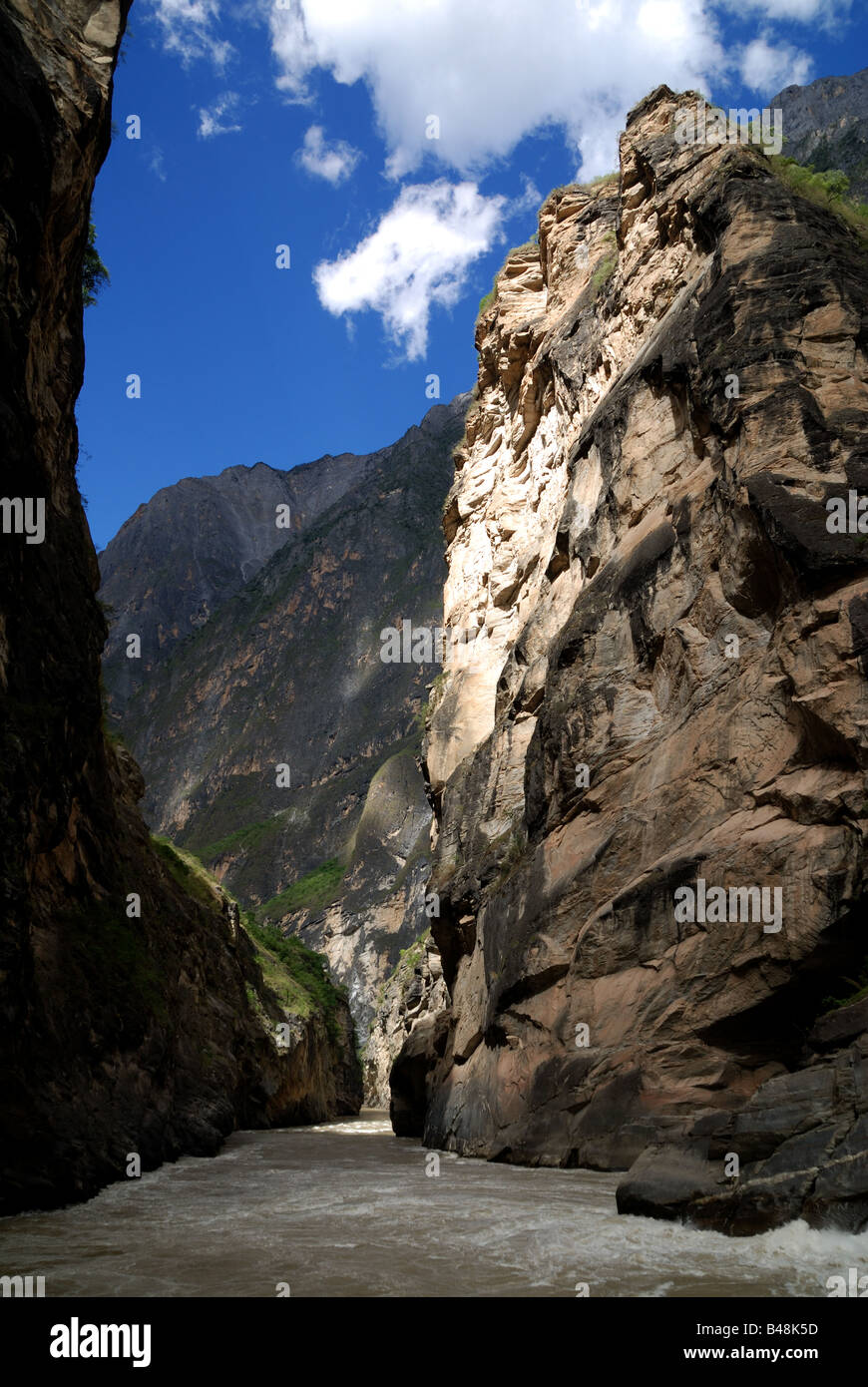 The powerful Yangtze river has carved one of the deepest river gorges ...